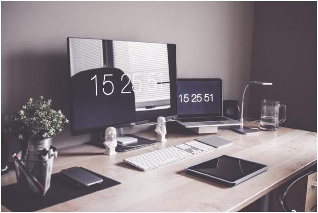 The Minimalist Guide to Desk Setup & Universal Laptop Docking Stations ...